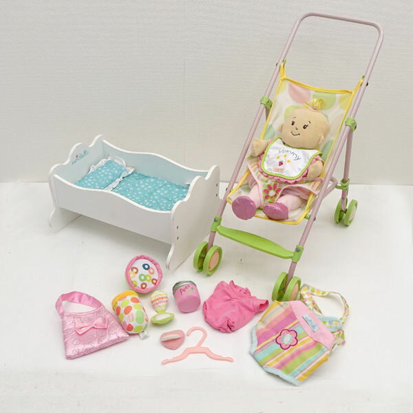 商品状態 使用によるキズや汚れがございますがまだまだ使っていただける商品です。服に毛羽立ち、ほつれあり。ベッドのお布団にシミ多数あり。欠品未確認。　 状態ランク Bランク デザイン/仕様 おままごと お世話ごっこ 人形遊び　 発送区分 区分...