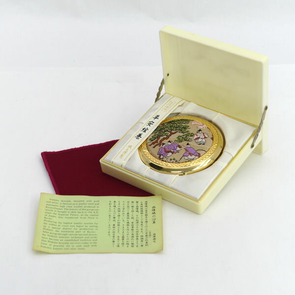 商品状態 ケースに変色等の保管ダメージ・本体に薄キズはありますが、比較的状態は良いお品です。　 状態ランク Bランク デザイン/仕様 パウダーコンパクトケース　 サイズ/収納詳細 コンパクトミラー 直径(約cm):7.7ケース (約cm):...