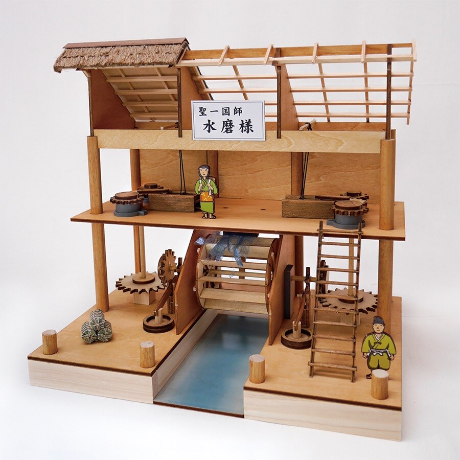 製品名：水磨様(すいまよう)完成サイズ 全幅：270mm、奥行：210mm、全高：252mm製作参考時間：12時間難易度：★★☆☆☆　2【キットについて】水車を回せば歯車が回り、1階では杵を打ち、2階では石臼が回って篩 (ふるい) が左右に...