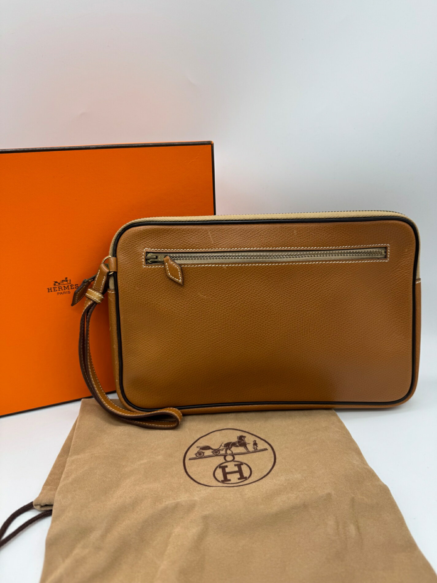 コンディション Bランク &nbsp;&nbsp;商品情報&nbsp;&nbsp; メーカー・ブランドHermès 型番・モデルー カラーブラウン系 サイズ・容量W約c26m × H約16cm × D約2cm × ハンドル 約34cm 製造...