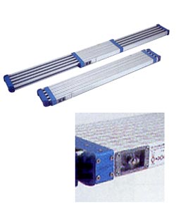 ストッパーの操作で任意の長さに4mmピッチで伸縮固定できます。伸縮操作がスムーズに行える取っ手(両端部分)、傷付け防止のエンドキャップ付き。伸長：2.0m縮長：1.19m有効巾：233mm全高：75mm有効高さ：60mm質量：7.5kgメー...