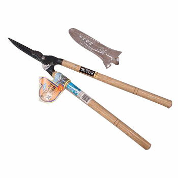 従来の刈込鋏では切れなかった太い枝を切り落とす刃が付いています。太枝切り刃は25mmまで切断OK!!（実用新案意匠登録済み）全長：680mm／刃長：180mm／重量：890g