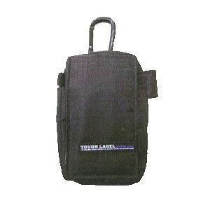【特徴】●軽量・薄型タイプ●本体はファスナー開閉【仕様】●台紙付サイズ(約)：W110×H200×D45mm●製品サイズ(約)：W95×H145×D40mm●重量：約80g●材質：・本体：ポリエステル・カラビナ：アルミニウム