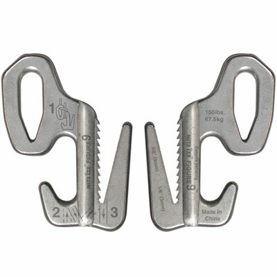 難しいロープワークなんて必要なし！特徴ロープを結ばず、しっかりと固定。難しいロープワークなど覚える必要なし。本体はアルミ素材で軽くて丈夫です。仕様サイズ：85.64mm×55.13mm×7.94mm重量：29gカラー：アルミシルバー材質：ア...