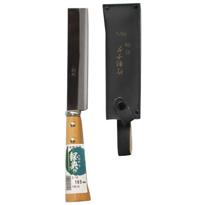 特徴刃物鋼を熟練を要した職人が焼入れし仕上た刃物。仕様外形寸法：30×310×55重量：285g表面処理：磨き処理。刃渡り：165mm柄の長さ：150mm全長：315mm付属品：刃当てケース材質鋼：S-60C刃物刃：刃物用炭素鋼柄：白樫用途...
