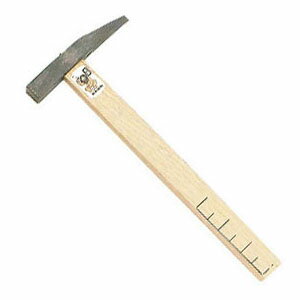 木柄トンカチ鎚（煉瓦鎚）。特許ひつ付サイズ全長：300mm頭長：140mm口径：19×19mm全重量：約380g※□印のトンカチ類商品は、他の釘打ちハンマーと同じようにカケ防止のためフェイス部に面取りを施しております。ご注意ください。日本古...
