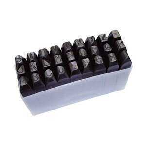 【仕様】●寸法：2.0mm●質量：0.5kg/セット【特徴】●他社製品より彫りが深く、シャンクも太いため美しい文字が刻印され、非常に長持ちする刻印です。【材質/仕上げ】●炭素鋼(S45C)先端焼き入れ【セット内容/付属品】●A～Z、-生産国 日本
