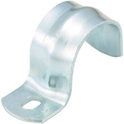 特徴Tピン、木ねじ類も使用できます。用途SGP管・VP管など壁床転がし配管の振れ止め金具として。軽量パイプ、配線などの押さえバンドとして。仕様取付穴径(mm)：5.5×10適合管径(mm)：32.0幅(mm)：25長さ(mm)：63厚み(m...