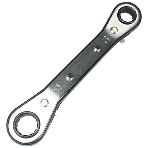 狭い場所での作業も楽々行えるメガネラチェットレンチです。特徴ラチェットの締める・緩めるは爪の切換えだけでOKの簡単仕様爪の切換えのみのラチェット機構なので連続作業がスムーズに出来、作業効率が向上します。特に板型なので狭い場所での作業がラクラ...