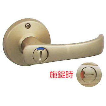特徴簡単取替え。ドアへの加工無しで、握り玉を使いやすいレバーハンドルに。ドアロックの仕様と寸法が合えばドライバー1本で取替が可能。楽々操作。小さな力でも開きやすく、快適&安全な設計・機能が満載。仕様表示錠(トイレ用)バックセット60mm対応...