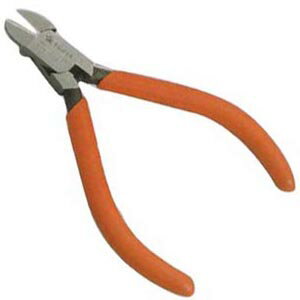 【特徴】●小型で軽量なニッパで、プラスチックの成型後の切断作業、バリ取り作業やプラモデルの製作等に最適です。●プラスチック成型後の切断作業に最適！【仕様】●ストレート刃●バネ付●サイズ（mm）：110●寸法（mm）：全長110.3×幅53●...