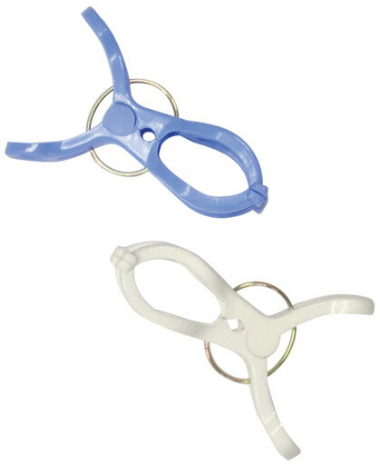 特徴丈夫な強力バネで衣類を竿ごとしっかりはさめます。物干し竿の上から洗濯物を2枚同時にはさむことができます。先端は衣類を傷めないソフトな設計です。ピンチは濡れた手でも押さえやすいように凹状になっています。他クリップとして束ねるのに使用可能で...