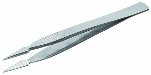特徴滑り止め機能で商品を取り出しやすくなっています。小さな物体を掘り出すのに使いやすい商品です。仕様全長(mm)：125幅(mm)：10先端：矢じり形質量：30g用途小物つまみ作業。材質／仕上ステンレス(SUS430)生産国 日本※メーカー...