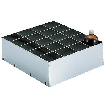 【仕様】●びん収納サイズ：500ml×20●マス目寸法(mm)：90×81.5●幅×奥行×高さ：370×418×130mm●質量：3.4kg/セット【特徴】●薬ビンを倒れないように仕切ります。【材質/仕上げ】●ステンレス(SUS304)生産...