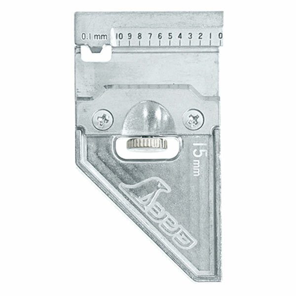 特徴対応する曲尺(15mm巾)に取り付けて長いケガキ線が引けます。突き当て位置を変えることで45°のケガキ線が引けます。耐衝撃、耐摩耗性が高く、熱にも強い金属製です。バーニヤ目盛付なので、細かい寸法まで読み取れます。逆向きに取り付けて高さ測...