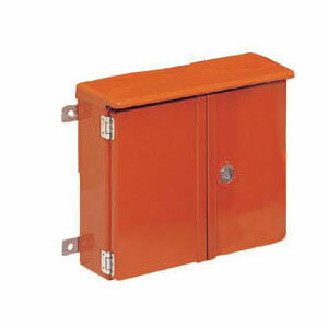 仕様FRP樹脂製防雨仮設ボックス屋根付(取付ステー付)ヨコ型オレンジ色扉：両開きボックス外形寸法(mm)(取り付けステーは除く)：・タテ：550・ヨコ：658・フカサ：233・厚：3木板寸法(mm)・タテ：430・ヨコ：590・板厚：15有...