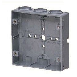 特長深さ35mmの極薄型！ノックがドライバーで開けられます。ボックスの傾き防止ができる、便利な4mmバー取り付け穴付きです。(ビス固定不要)スタット無です。(φ11の穴付)仕様耐衝撃性樹脂(HI)色：グレー規格：大形四角(薄型)側面ノックア...