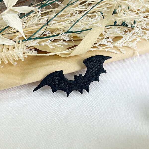 ハロウィンのワッペンについて ハロウィンの刺繍ワッペンです。 ハロウィンの飾りつけや仮装、コスプレ衣装等にお使いいただけます。 ワッペンの裏側には熱接着フィルムが貼ってあるので、ご家庭のアイロンで簡単接着！ プラスチックや金属、ガラスにも貼...