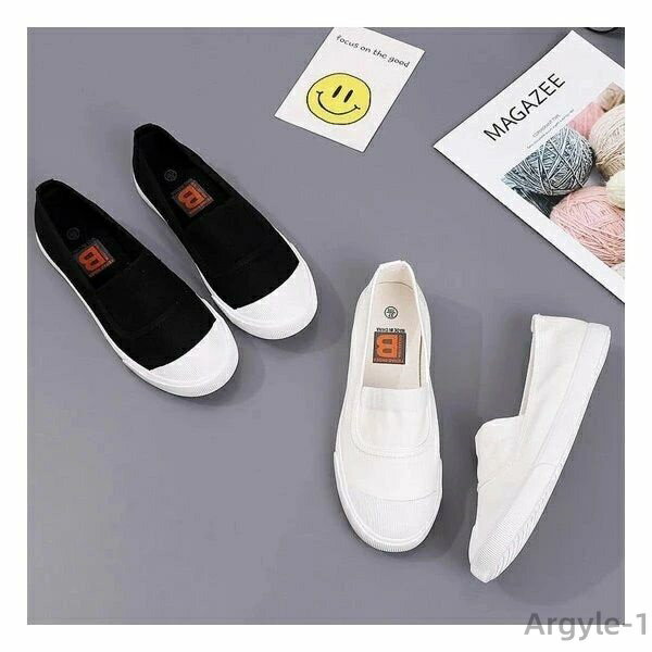 上履き 子供 大人兼用 ローカット 室内履き 学校用 スリッポン シンプル デザイン スニーカー このローカット上履きスニーカーは、子供から大人まで幅広く使用できるデザインが特徴です。学校や室内での使用に最適で、通気性に優れた素材と抗菌加工...