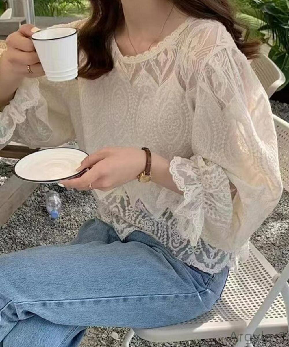 商品詳細 サイズ フリーサイズ 肩幅42cm　袖丈53cm　バスト95cm　着丈46cm 原産国 中国 商品説明 フェミニンな雰囲気になれるパフスリーブ総レースブラウスが登場♪ ラウンドネックにキュッと絞った袖、裾のスカラップデザインなど、...