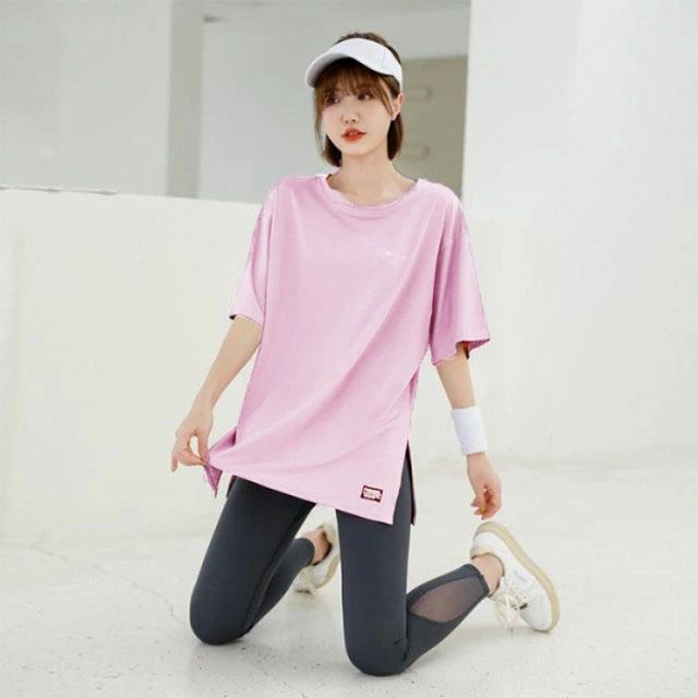 ゆったりとかわいいビッグシルエットのストレッチTシャツ。お尻まで隠れる安心の丈感です。柔らかな肌触りでリラックスした着心地の1枚で、ヨガやピラティスなどの伸びのある動きに最適。リラックスしたいデイリーウエアのコーディネートにもぴったりです。...