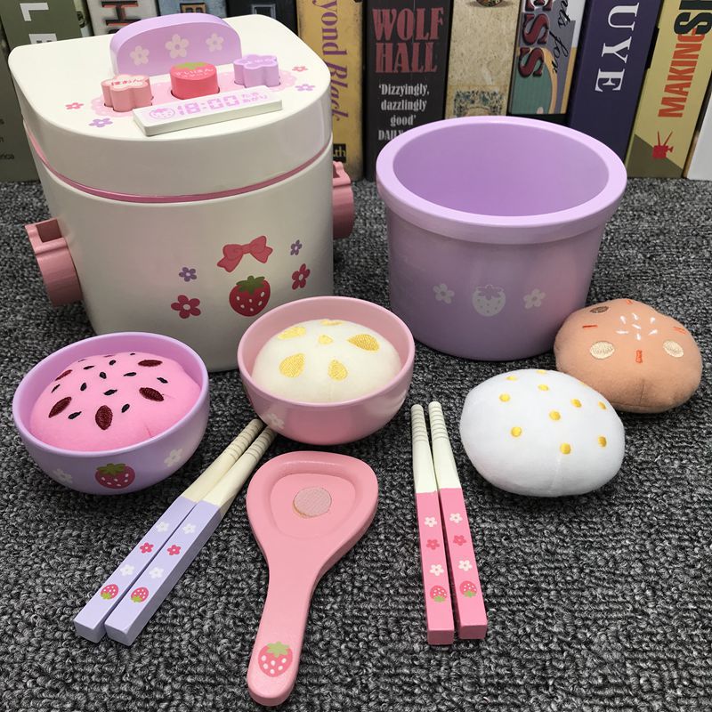 【対象年齢】3歳以上　【セット内容】炊飯器・しゃもじ・茶碗×2・箸×2・ごはん（白ごはん・お赤飯・炊き込みごはん）ご飯は布製となります・しゃもじにくっつきます 【サイズ】炊飯器：約W15×D16×H13cm　しゃもじ：長さ11cm　茶碗：径...