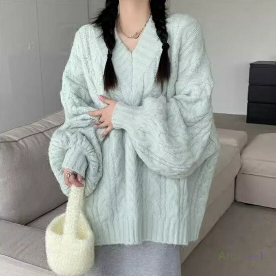 商品説明秋冬にぴったりの厚手ニットセーター。ケーブル編みがおしゃれ。Vネックで首元すっきり。デイリーに着ていただける一着です。カラーアプリコット、ライトグリーン、ブルーサイズワンサイズ着丈：66cmバスト：144cm肩幅：68cm袖丈：44...