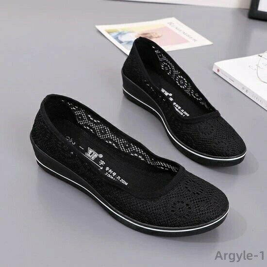 ◆夏にピッタリ！軽くて通気性抜群のレディースメッシュスリッポン◆ 蒸し暑い季節も快適に履ける、通気性抜群のメッシュ素材を使用したレディースシューズが登場！ 柔らかく足にフィットするデザインで、長時間の歩行でも疲れにくい設計です。 スリッポン...