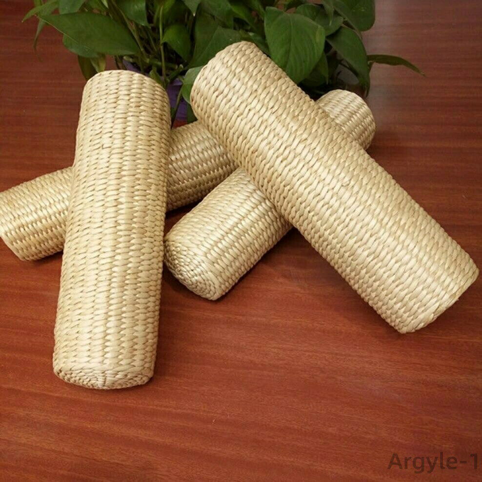 天然ガマ素材のくび枕で、簡単ストレッチ＆リラクゼーション 天然素材のガマ（蒲）で編み上げた、通気性と耐久性に優れた頚椎サポート用のくび枕。硬めの質感で、首元や肩をしっかり支え、ストレッチ効果も期待できます。仰向けに寝転ぶだけで、日々の疲れを...