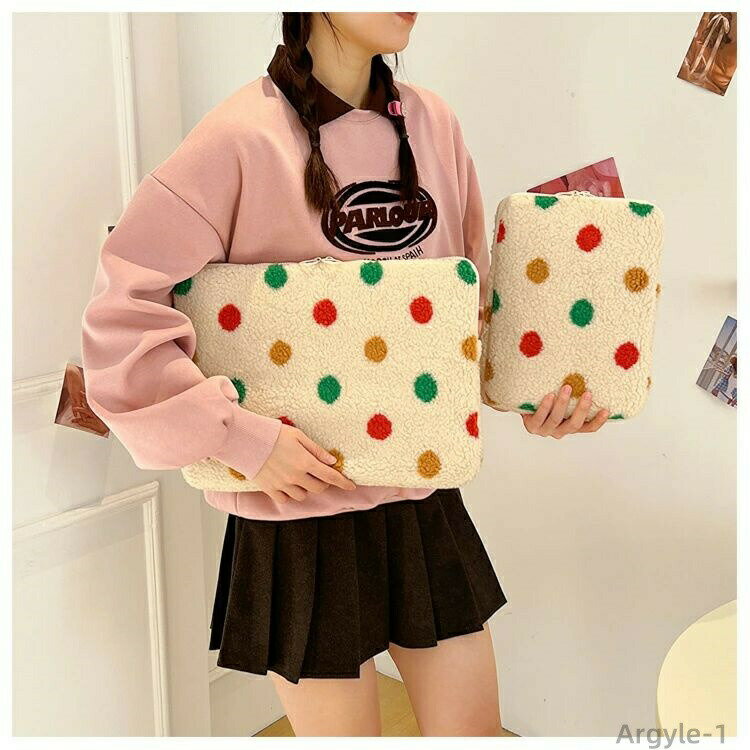 商品説明 color="#000000">商品紹介 11インチから15インチまでのタブレットやノートパソコンに対応し、大容量でありながらもコンパクトに持ち運べます。 ふわふわで可愛いデザインが魅力のiPadケースは、タブレットやPCをおしゃ...