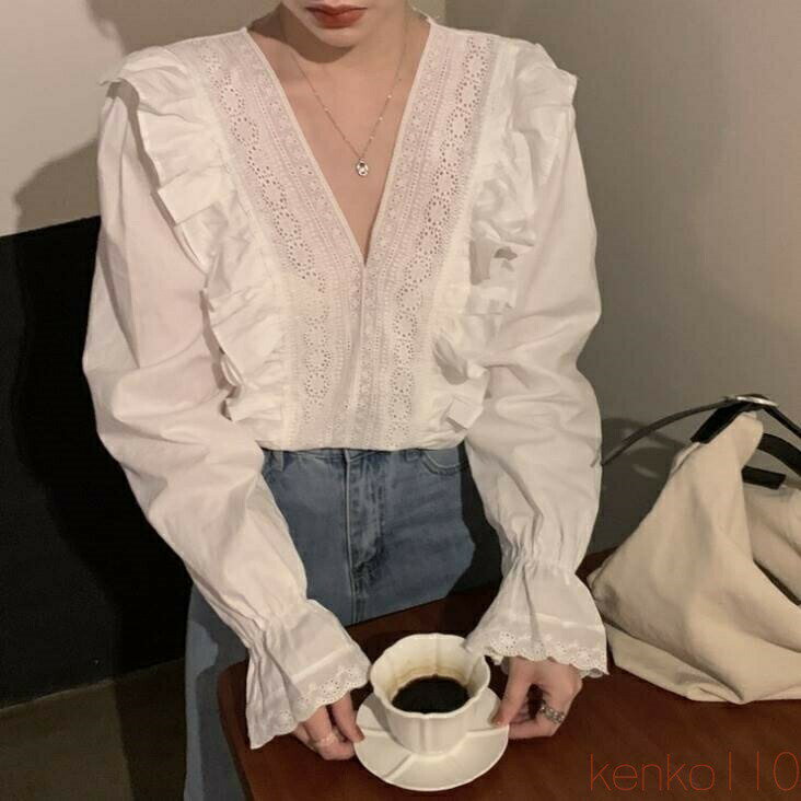 フリルとレースをたっぷり使用したブラウスです。胸元にボリュームがあるデザインで、華奢見えや小顔効果も♪【カラー】ホワイト【サイズ】S着丈：56cm肩幅：38cm胸囲：92cmM着丈：57cm肩幅：39cm胸囲：96cmL着丈：58cm肩幅：...