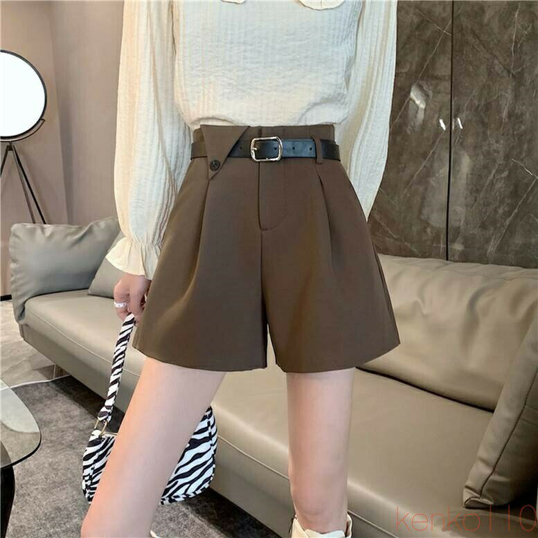 フレアシルエットが可愛いショートパンツウエストのデザインがアクセントになった1着ボトムインして脚長見せして着こなすのがおすすめです【カラー】ブラウンブラック【サイズ】(cm)S　ウエスト66　ヒップ86　ボトム丈35M　ウエスト70　ヒップ...