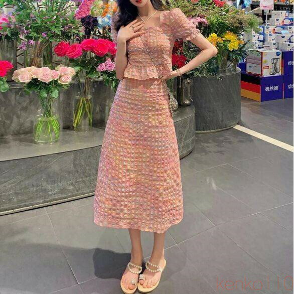 ピンクのチェック柄フレアスカートセットアップ。半袖のペプラムブラウスとミモレ丈フレアスカートがおしゃれ◎大きいサイズ展開もうれしい♪【カラー】ピンク【サイズ】L,XL,2XL,3XL,4XL(単位：cm)L：ブラウス着丈46、バスト101、...