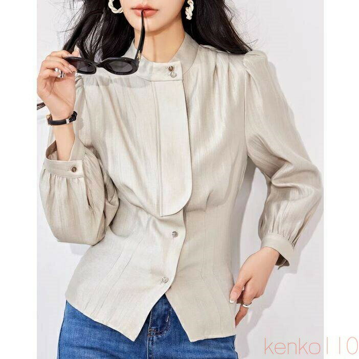 ベージュカラーのスタンドカラー長袖シャツブラウス。薄手のジャケットのような着こなしもできそう◎【カラー】写真の色【サイズ】S,M,L(単位：cm)S：肩幅37、袖丈52、バスト88、ウエスト66、着丈60M：肩幅38、袖丈53、バスト92、...