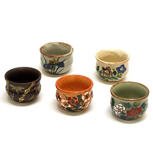 九谷焼 組盃 5個セット 五草花 K9-1224サイズ：径5.9cm×高さ4.1cmギフトBOX仕様：専用 木箱入り生産国：日本（石川県）、素材：陶磁器（九谷焼）経済産業大臣指定伝統工芸品九谷焼九谷焼は日本の三大色絵磁器として、また日本を代...