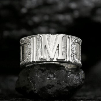 素材：シルバー（SV925） SIZE約：幅11.2×厚さ1.8mm 唐草を打ち込んだ縁取りのディテールと、織り交ぜられたテクスチャーワークが印象的なリング。 両サイドのフレームデザインによりアルファベットが際立ち、リング縁部分のソリッドな...