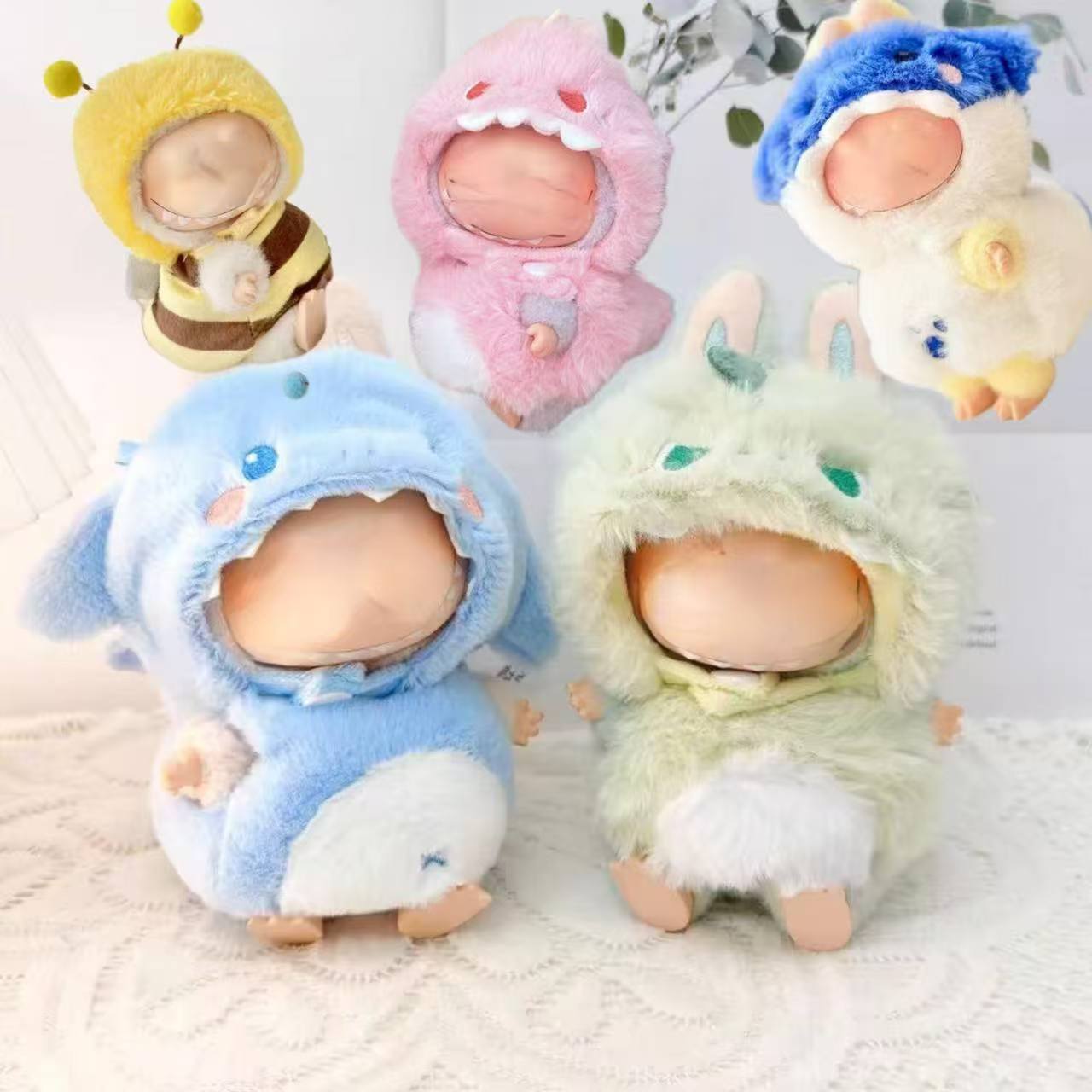 【ぬいぐるみ用服 マカロンスーツ LABUBU ズボン靴ネクタイ帽子 17cm おしゃれ 通勤用 軽量 ポリエステル｜人気のぬいぐるみをより一層可愛く演出！】 概要説明：17cmサイズのぬいぐるみに最適なマカロンデザインのスーツセットです。...