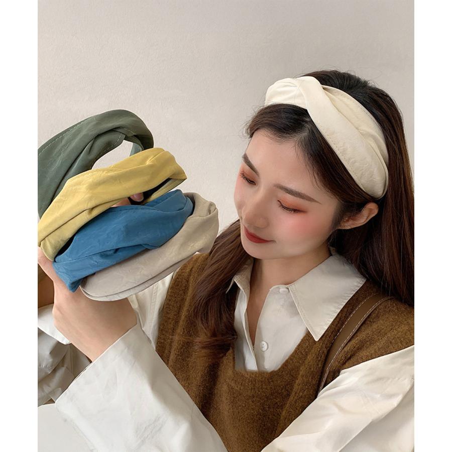 【幅広カチューシャ レディース 大人可愛い シンプル ヘアアクセサリー 痛くない｜おしゃれで快適なヘアスタイルを叶える大人向けカチューシャ】 概要説明：やさしい風合いの生地を使用した、ナチュラルテイストの幅広カチューシャ。顔まわりをすっきり...