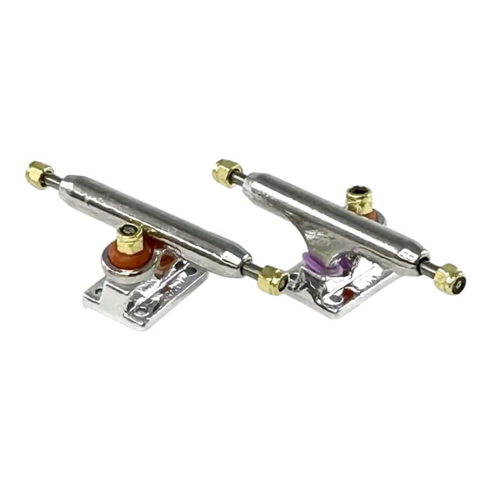 【商品説明】 グラインドをした時、キングピンが当たらないように改良されたモデル。 ソフトブッシュを装着。ノーマルキングピンです。 【サイズ】 32mm / 34mm 【カラー】 Silver×Silver 【商品内容】 ロックナット：6個 ...