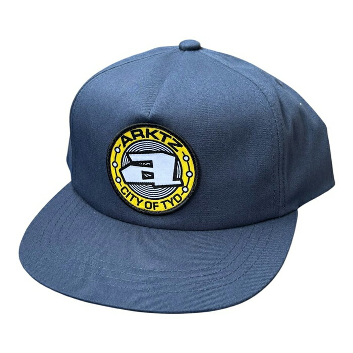 willowlurksデザインの「TRAIN LINE LOGO PATCH CAP」です。 ロゴパッチが付いたアジャスター付きCAPです。 素材 : COTTON 100% COLOR : NAVY SIZE : FREE 注意：モニター...