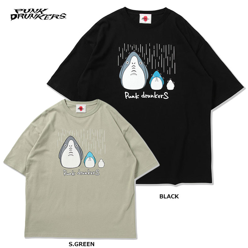 ザーザー雨のなか、鮫人たちが待っているよ。 後ろにはひっそりと 傘さしたあいつも待っているよ。 ＜素材＞綿100％ ※サイズ(cm) 【着丈】S/66、M/70、L/74、XL/78 【身幅】S/55、M/58、L/61、XL/64 【袖丈...