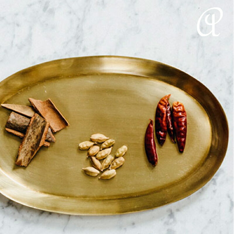 フォグリネンワーク fog linen work ブラス トレイ楕円形 S 真鍮で出来たプレート。 楕円の形がアンティーク風のシックな仕上がりです。 香水を並べて置いたり、お気に入りのブローチを並べてみたり。毎日使うアクセサリーや時計などを...