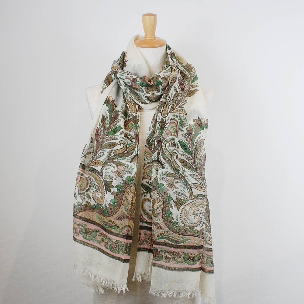 　ブルーがきれいなウールの刺繍ショール！ 　折り方や巻き方によって色の配分調整でき、コーディネートに 　ベストな表情を演出できるアイテムです。 　ウール100％なので暖かさも◎ 　ペイズリー柄が苦手な方でも、いつもの着こなしに 　プラスする...