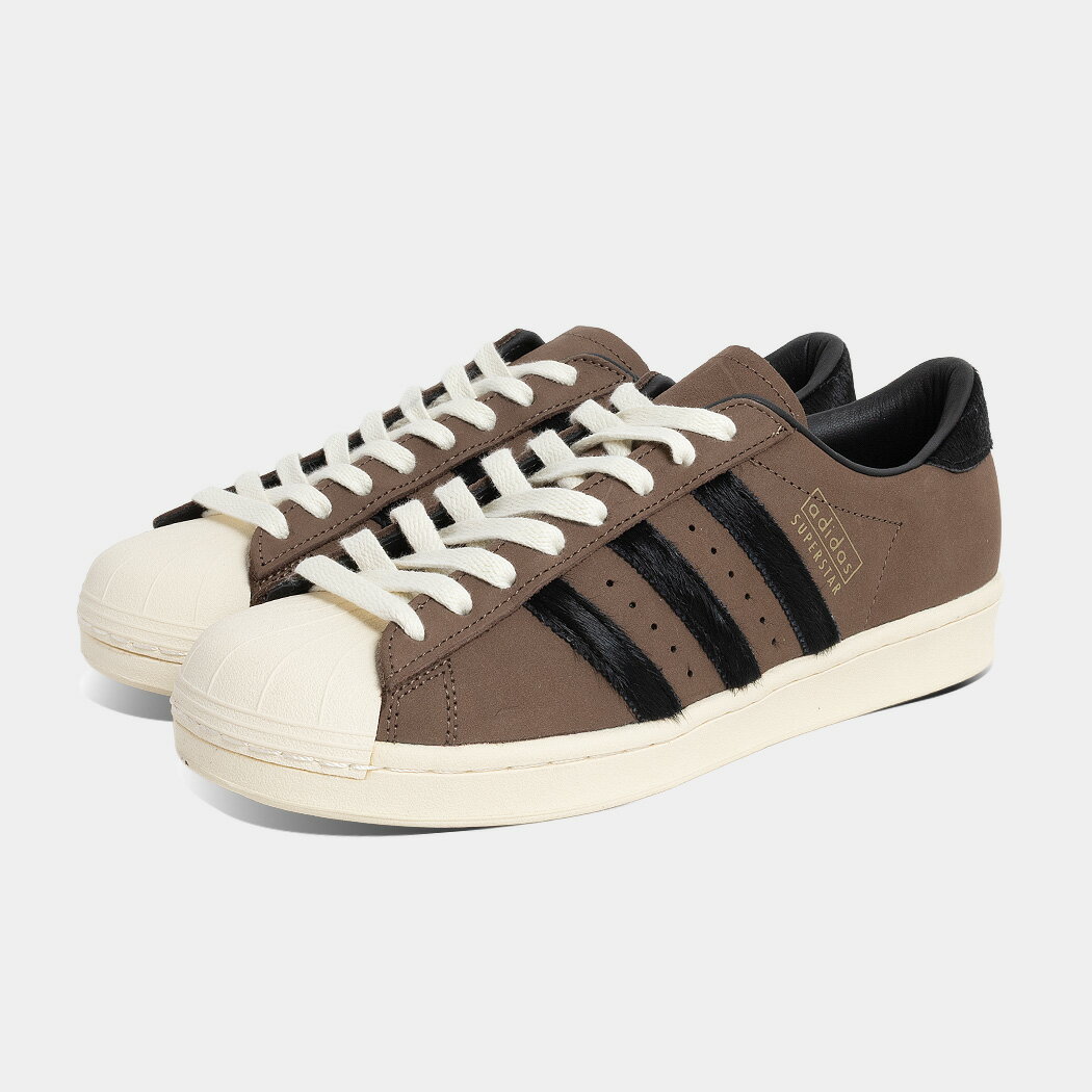 BRAND ≫ adidas SUPERSTAR VINTAGE EARTH STRATA プレミアムレザーで初代アディダス・スーパースターを再解釈した一足。ヴィンテージ感あふれるヌバックアッパーに、シグネチャーのシェルトゥやポニーヘア素材...