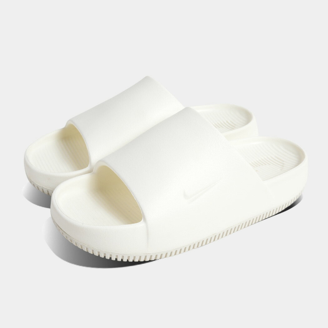 BRAND ≫ NIKE WMNS CALM SLIDE SANDAL WHITE 1972年にオレゴン州で設立され、スポーツとファッションの境界線を越え続ける『NIKE（ナイキ）』より、ミニマリズムを体現した次世代のフットウェアが到着しま...