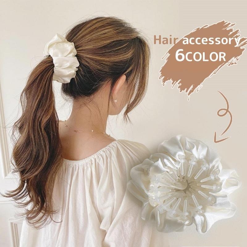 まとめ髪が簡単にできるポニーヘアクリップきれいめにもカジュアルにも合わせやすいシュシュデザイン忙しい朝でもサッと髪をまとめられます?【サイズについて】画像をご参照ください。【素材について】プラスチック／樹脂【カラーについて】生産ロットにより...
