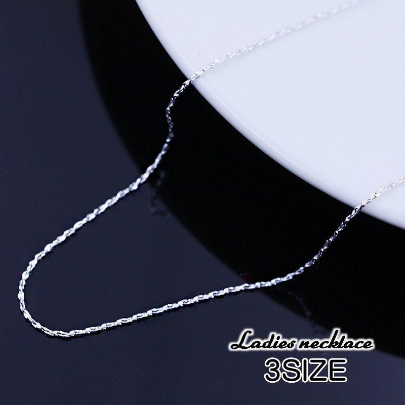 シンプルなシルバーカラーのレディースネックレスです。そのままお使い頂くのはもちろんお手持ちのペンダントトップと合わせたり重ね付けしても◎【サイズについて】画像をご参照下さい。【素材について】合金【カラーについて】生産ロットにより柄の出方や色...