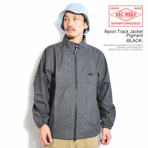 　商品説明 BIG MIKE ビッグマイク 軽快な着心地と程よいヴィンテージ感をあわせ持つ、 Nylon Track Jacket。 コットン65％・ナイロン35％の混紡素材を使用し、 ナイロン特有の軽さに加え、 コットンの自然な風合いをプ...