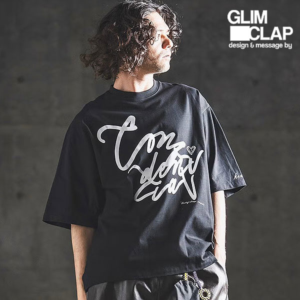 　商品説明 GLIMCLAP グリムクラップ ハンドライティングタッチなプリントデザインのT-shirt。 存在感ののあるプリントデザインで、 スタイリングの主役として活躍する一枚です。 【デザイン・ディテール】 フロントに存在感抜群な大判...
