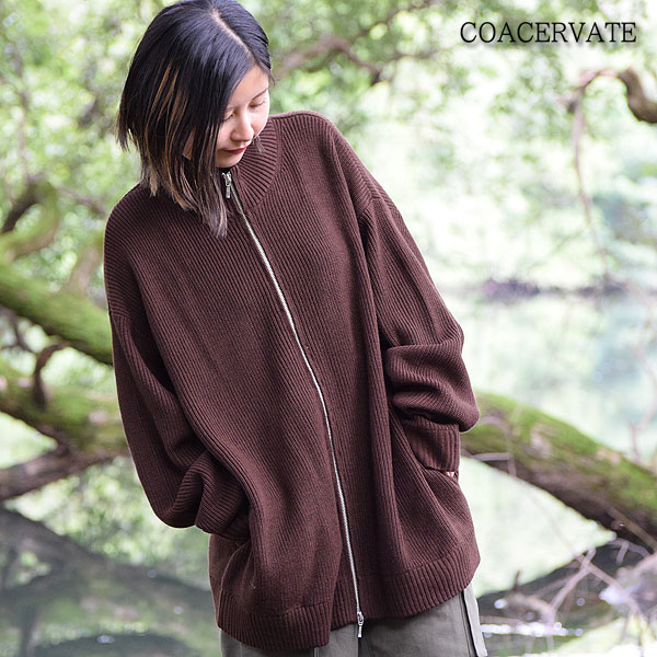　商品説明 COACERVATE コアセルベート 片畦編みで表面表情に変化つけたドライバーズニット。 ドライバーが、運転する際に洋服が邪魔にならない スタンド襟＆フルファスナーのニットを 好んで着用していたことが『ドライバーズニット』の呼称...